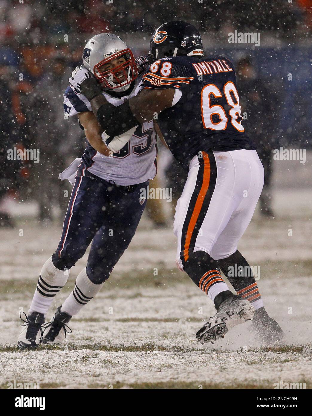 New England Patriots linebacker Tully Banta-cain (95) goes against ...