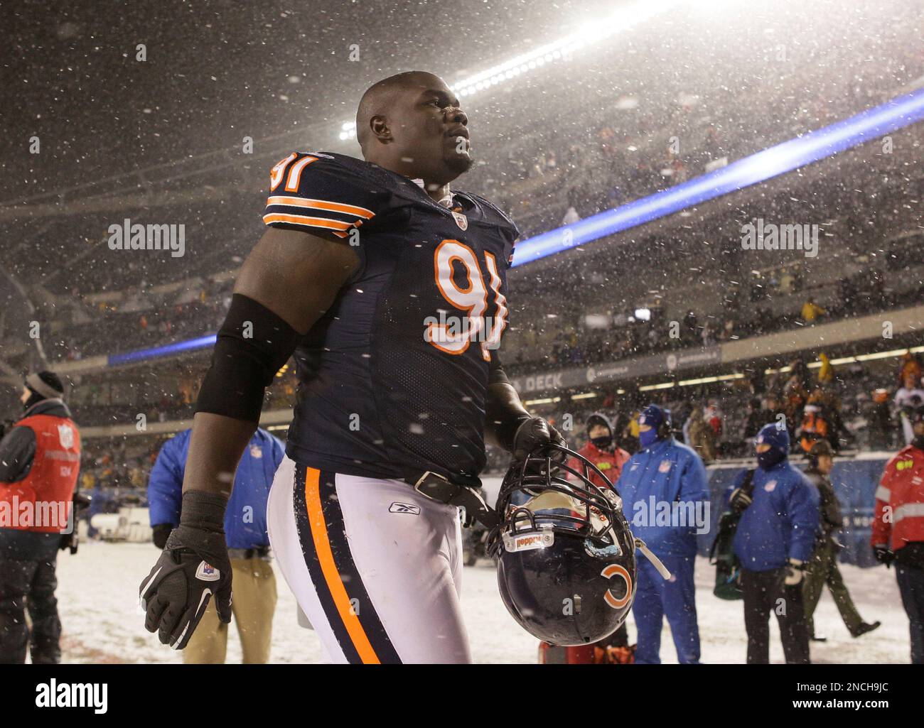 Chicago Bears defensive tackle Tommie Harris (91) leaves the field ...