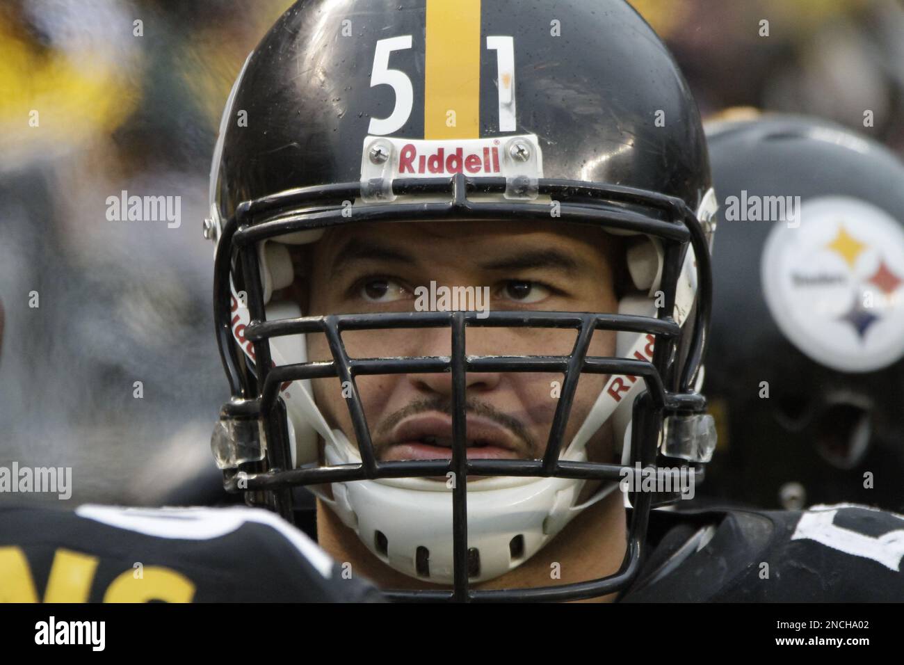 Pittsburgh Steelers linebacker James Farrior stands on the sidelines ...