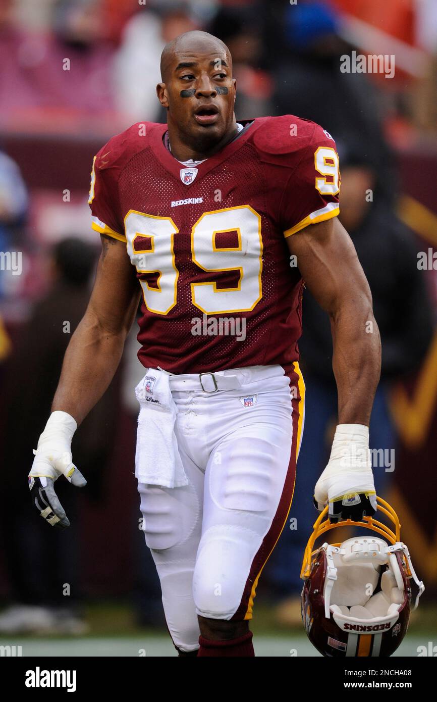Washington Redskins linebacker Andre Carter walks across the field ...