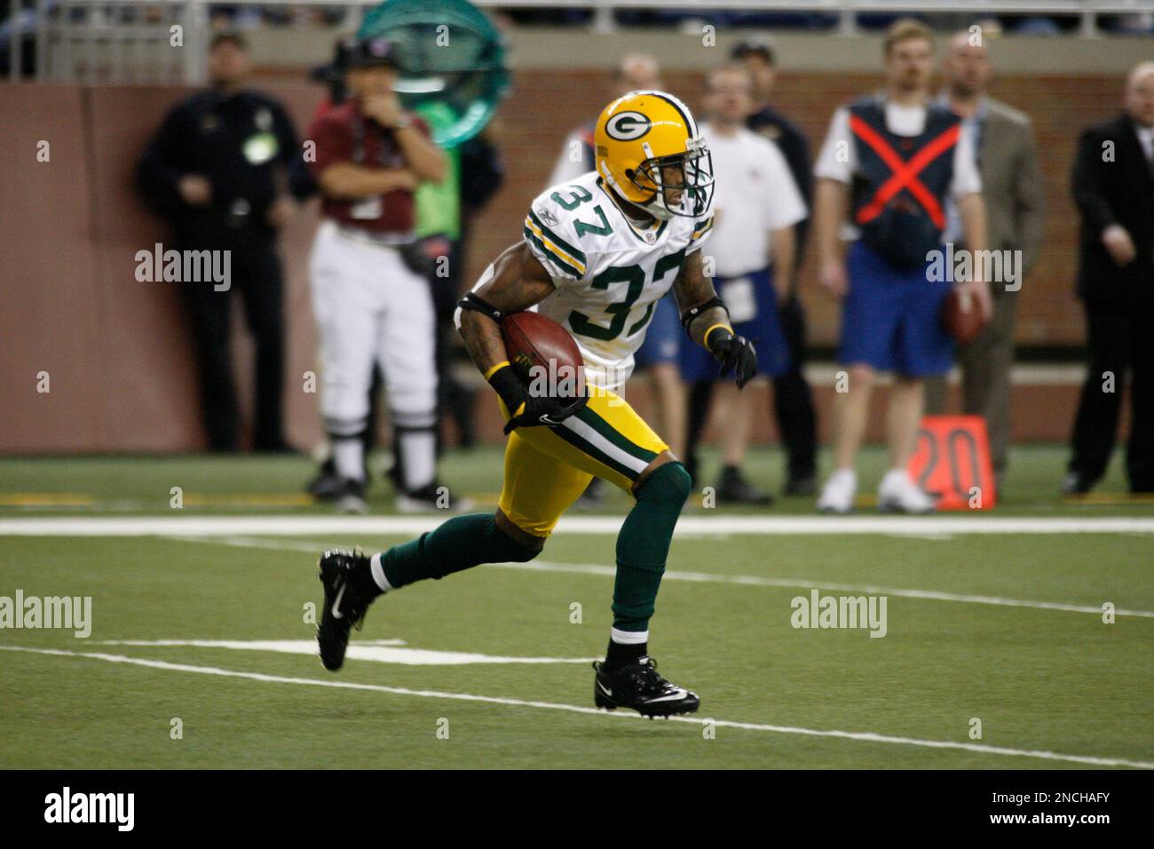 Green Bay Packers' Sam Shields carries against the Detroit Lions in the ...
