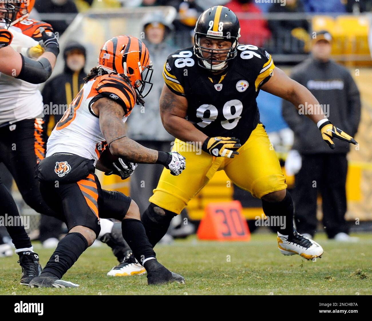 Cincinnati Bengals running back Bernard Scott (28) carries the ball as ...