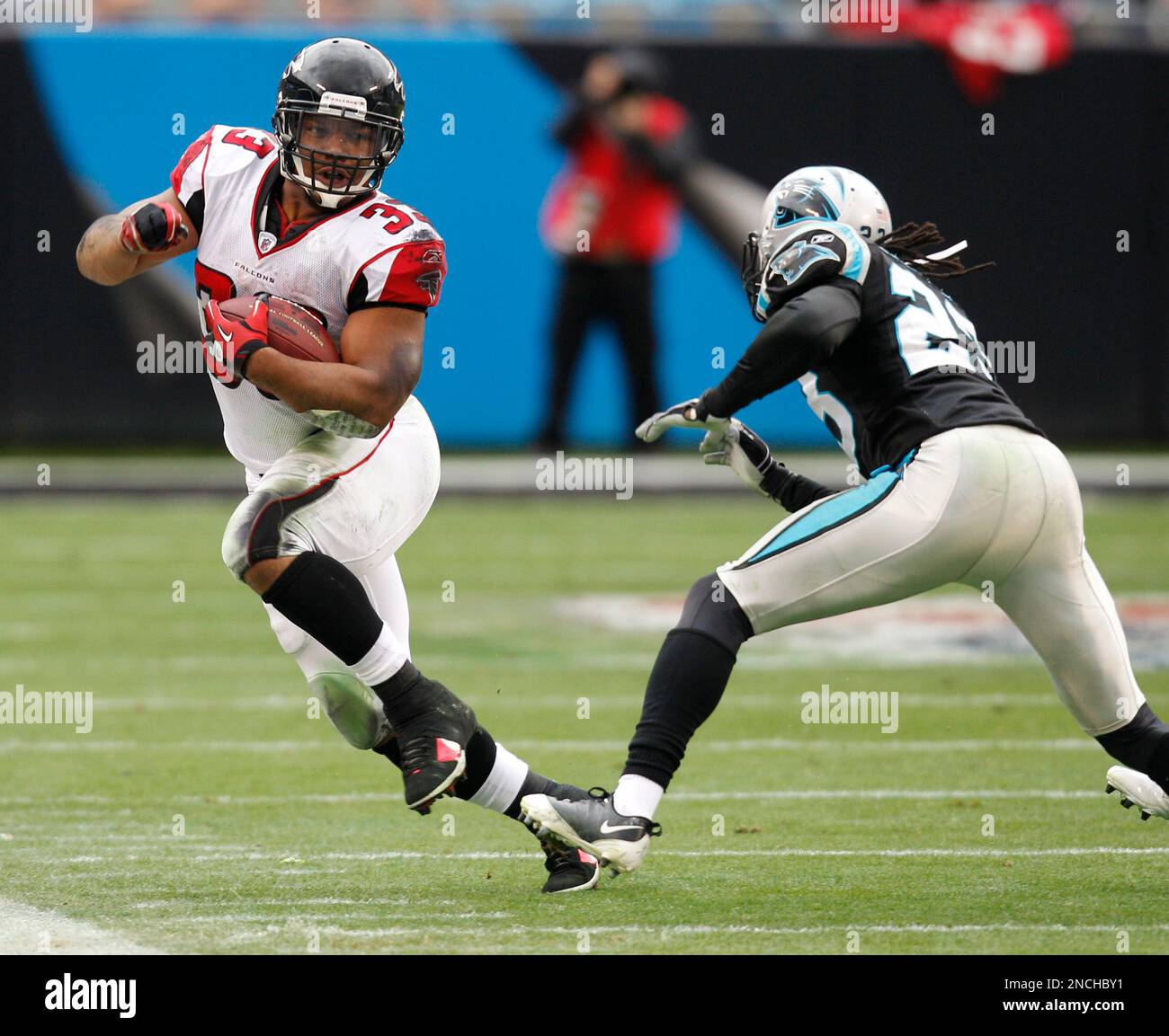 Atlanta Falcons' Michael Turner (33) runs past Carolina Panthers ...