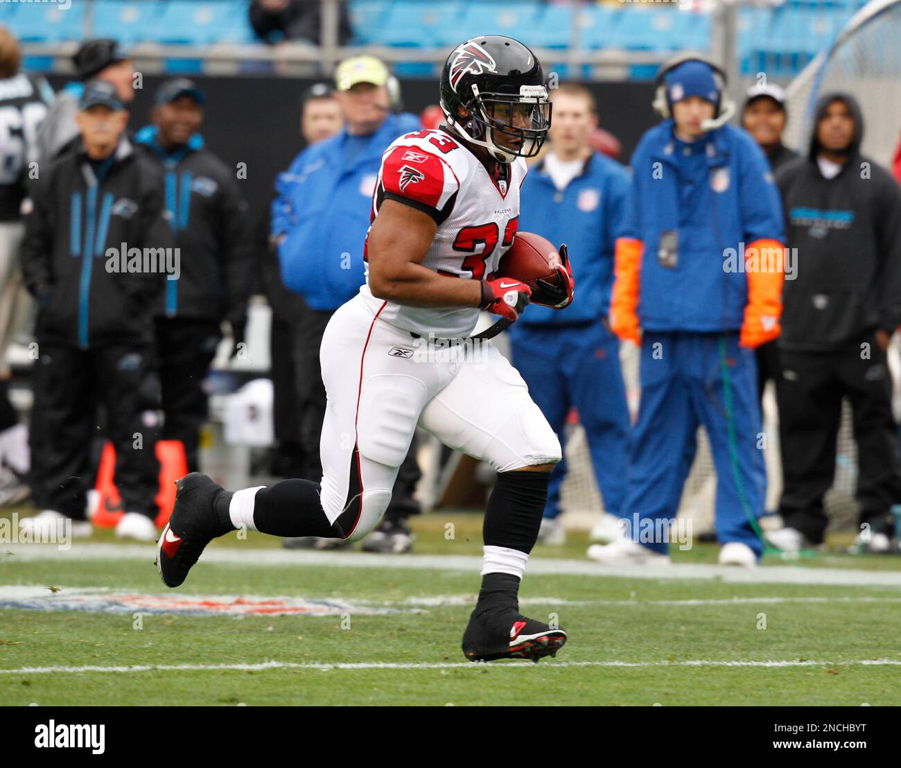 Atlanta Falcons' Michael Turner (33) runs against the Carolina Panthers ...