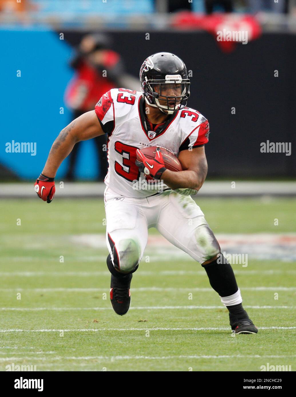 Atlanta Falcons' Michael Turner (33) runs against the Carolina Panthers ...