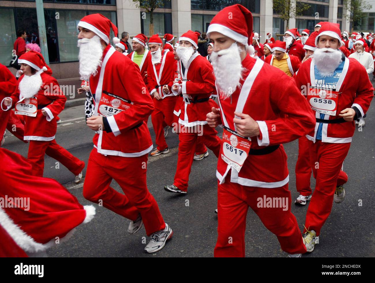 Runners, dressed as Santa Claus take part to the traditional "Christmas ...