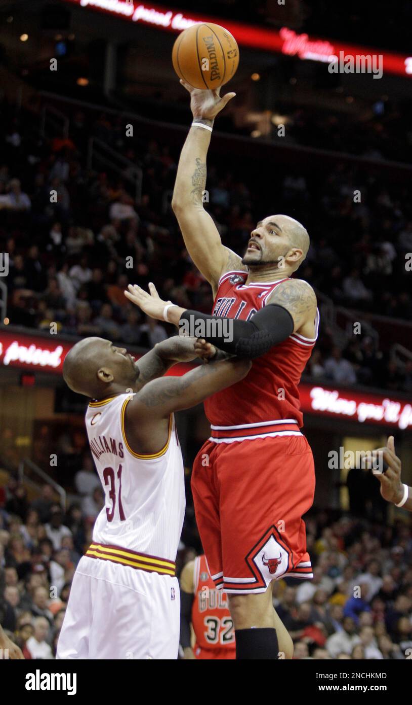 Chicago Bulls' Carlos Boozer, right, shoots over Cleveland Cavaliers ...