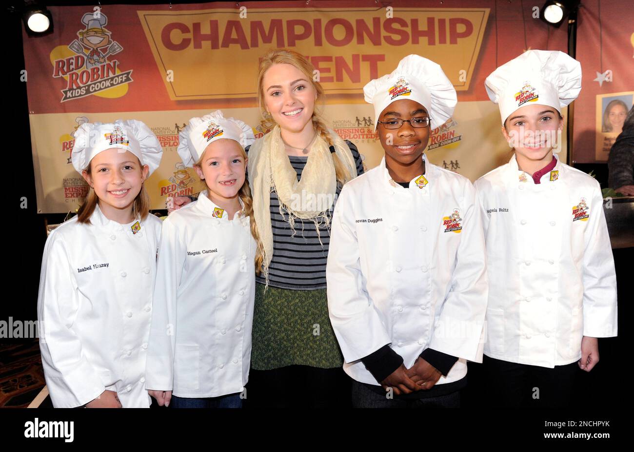 Actress and burger tasting judge AnnaSophia Robb, center, poses with ...