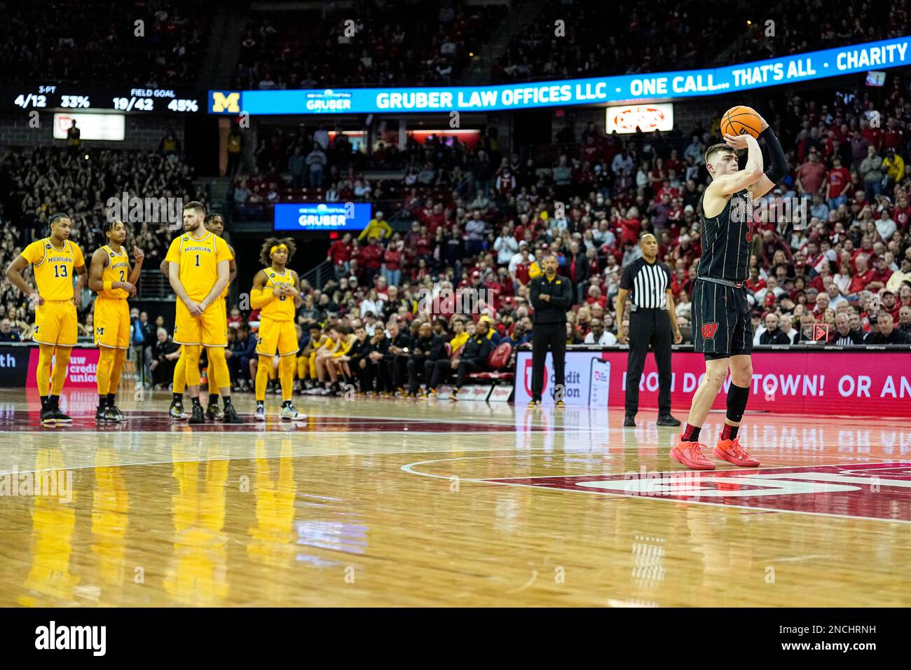 Wisconsin's Connor Essegian (3) shoots a technical foul against ...
