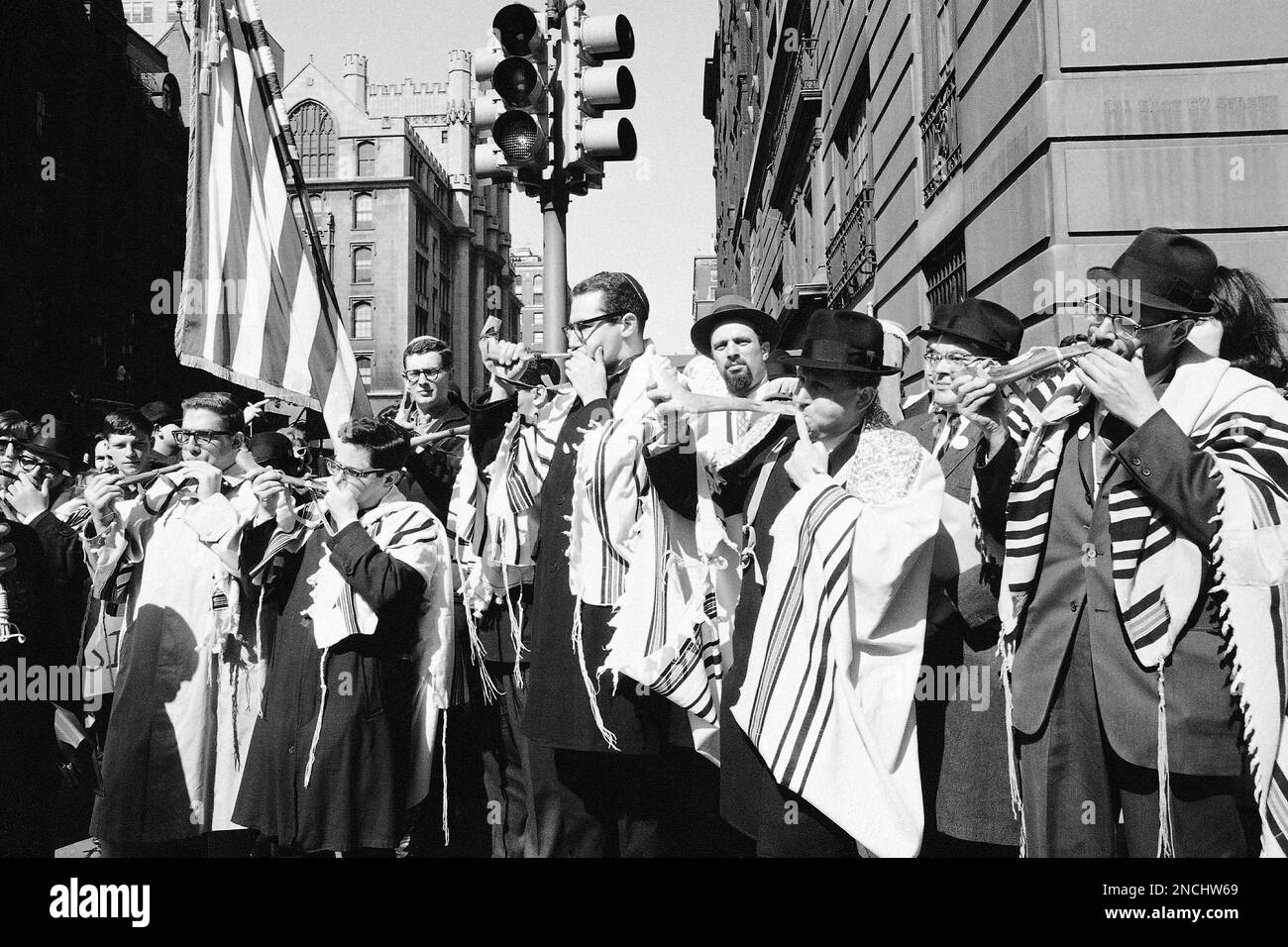 Rabbis with prayer shawls sound the ram horns as some 2,000 Jewish ...