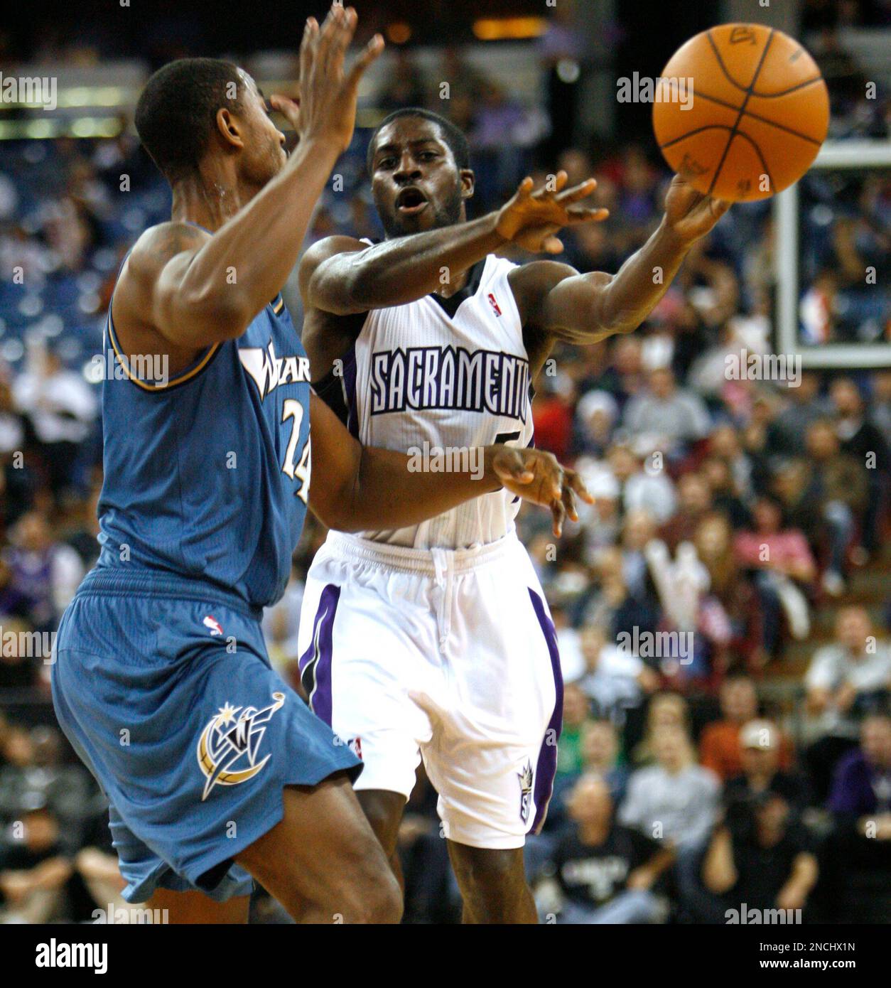 Sacramento Kings guard Eugene Jeter, right, passes around Washington ...