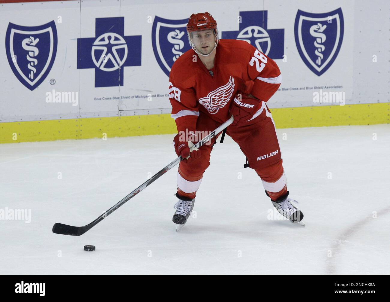 Detroit Red Wings defenseman Brian Rafalski (28) controls the puck ...