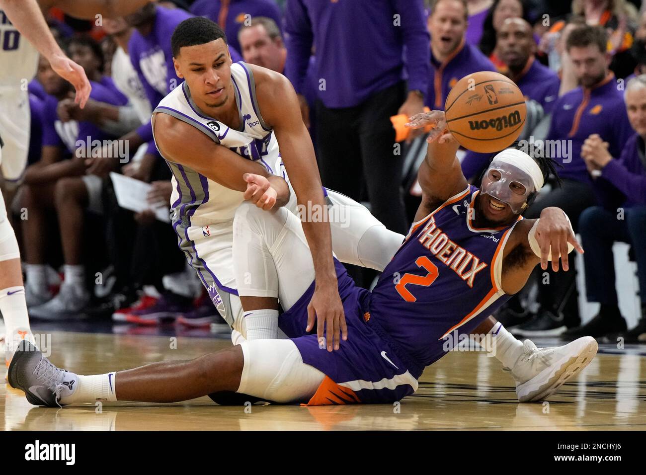 Phoenix Suns forward Josh Okogie (2) passes the ball away from ...