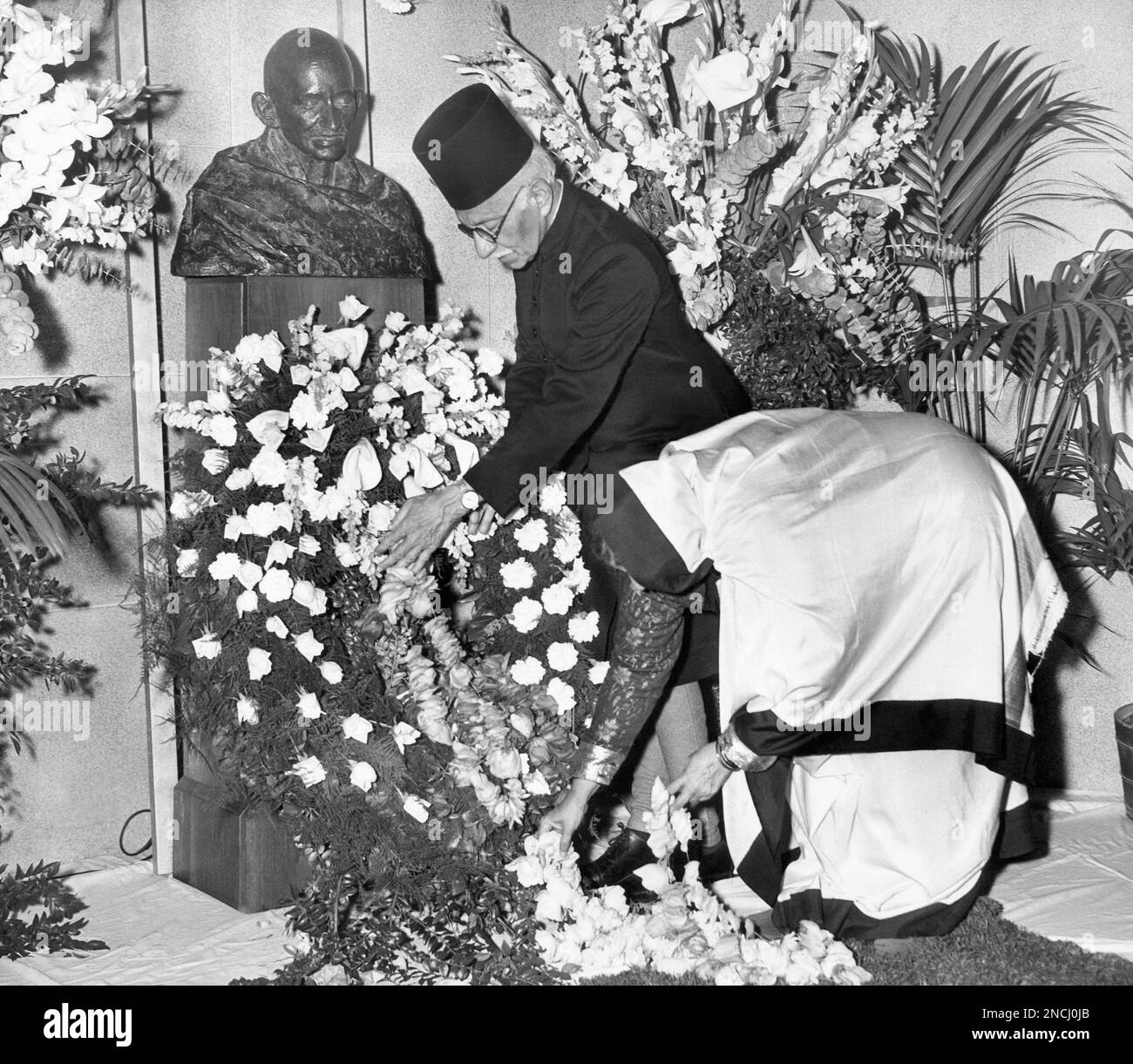 Hamid Ali and his wife, Begum Hamid Ali, of Bombay, India, strew rose ...