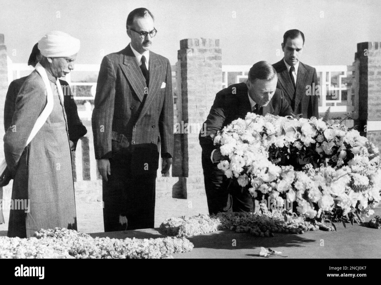 Escott Reid, Canadian High Commissioner to India, places floral wreath ...