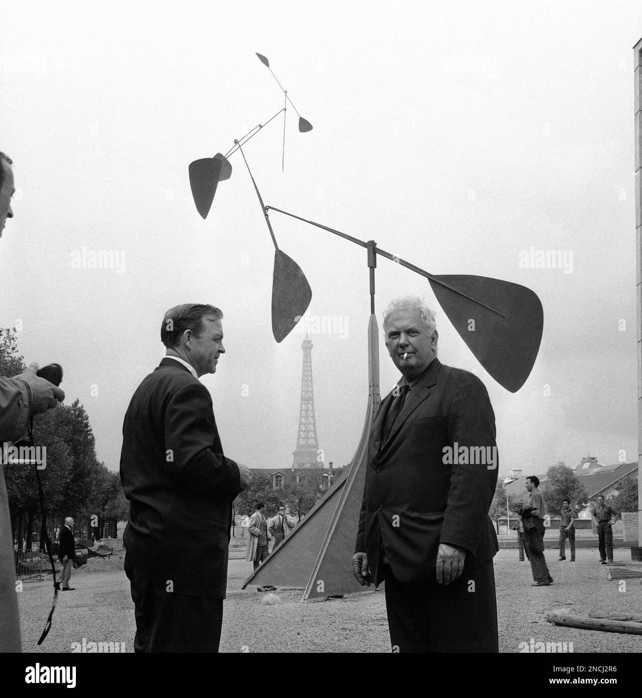 The world's largest mobile was posed in front of the new UNESCO Palace ...