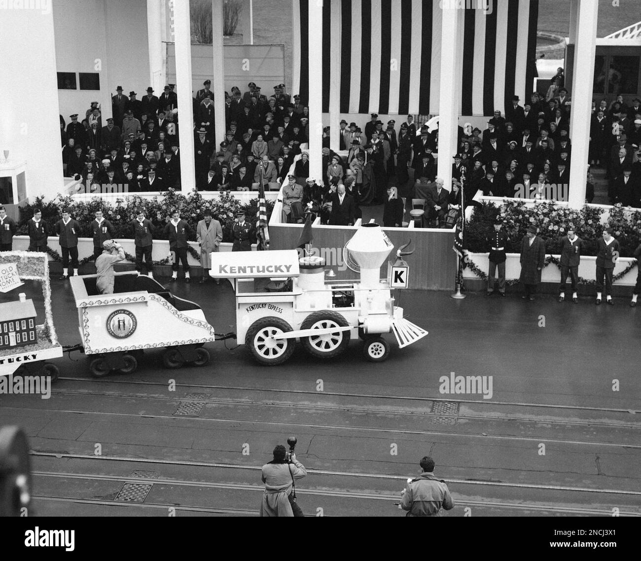The Kentucky state float swings closer to the reviewing stand to ...