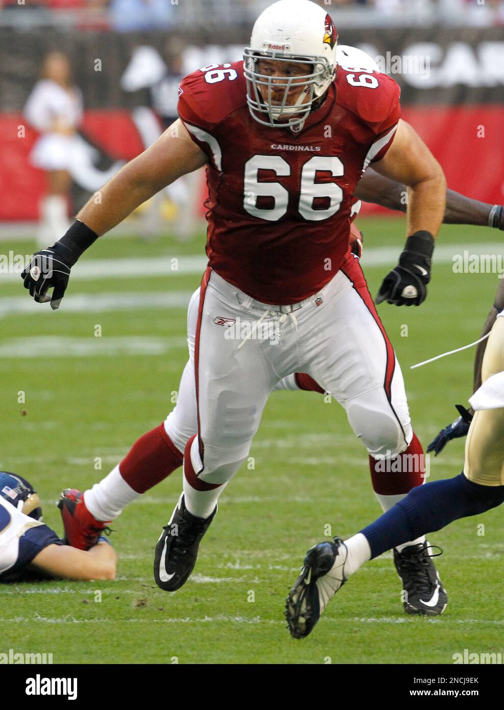 Arizona Cardinals' Alan Faneca (66) looks to make a block during an NFL ...