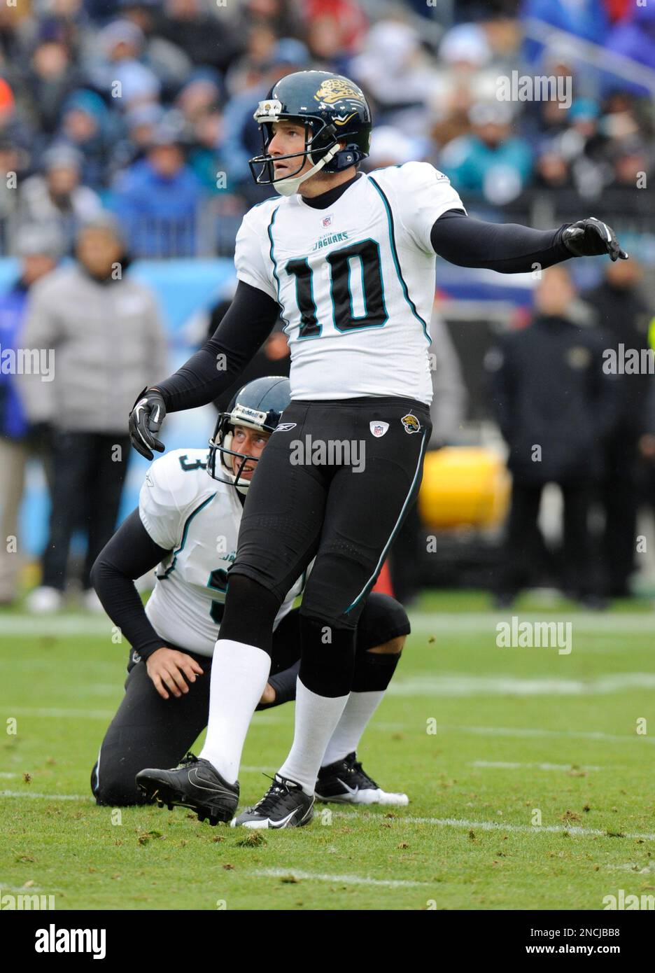 Jacksonville Jaguars place kicker Josh Scobee (10) kicks a field goal ...