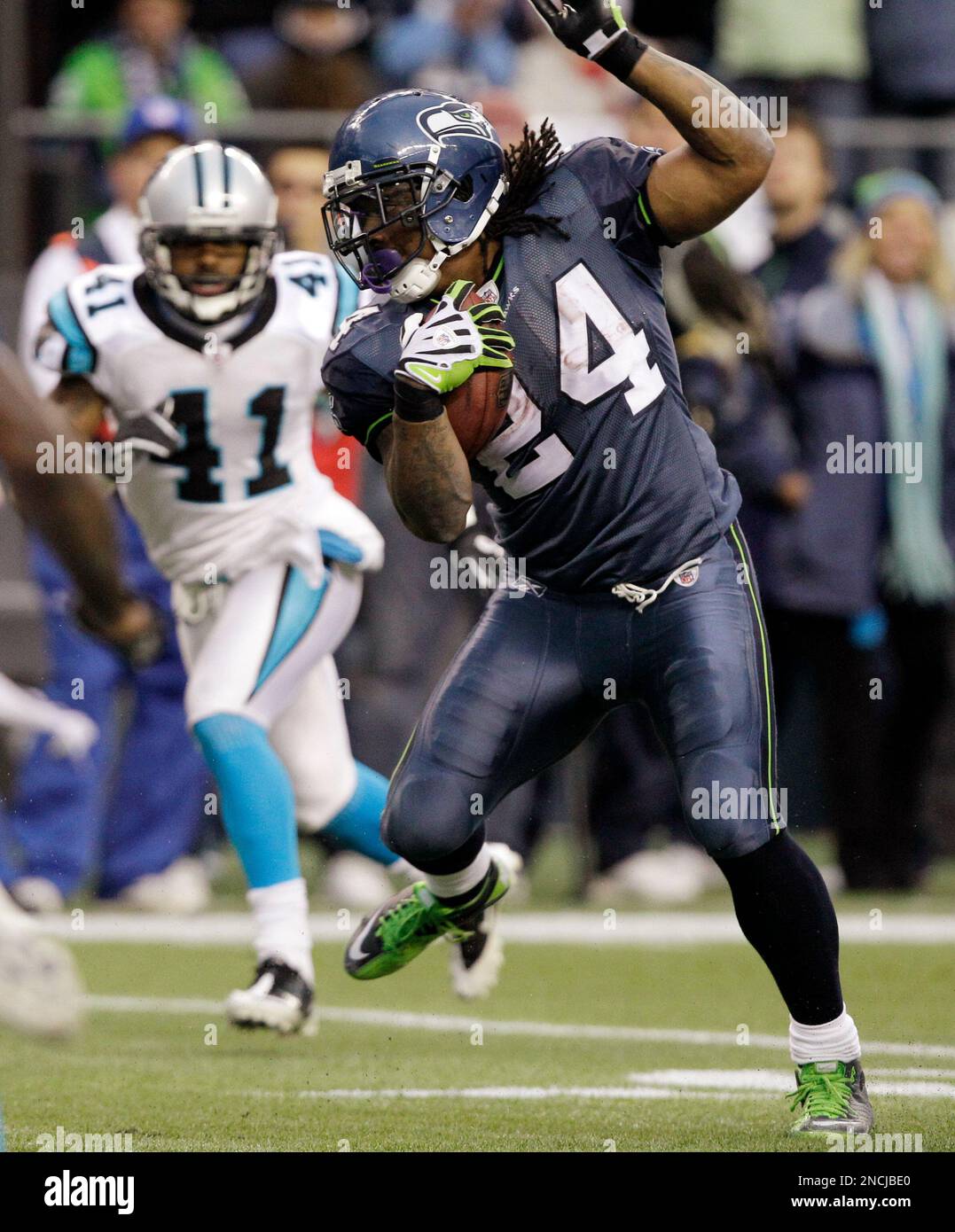 Seattle Seahawks' Marshawn Lynch, right, rushes for a touchdown as ...