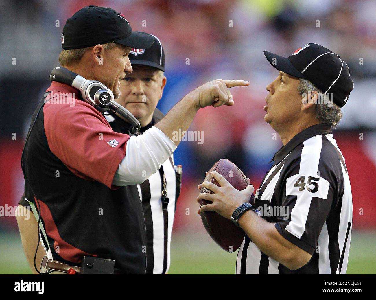 Arizona Cardinals head coach Ken Whisenhunt, left, discusses a call ...