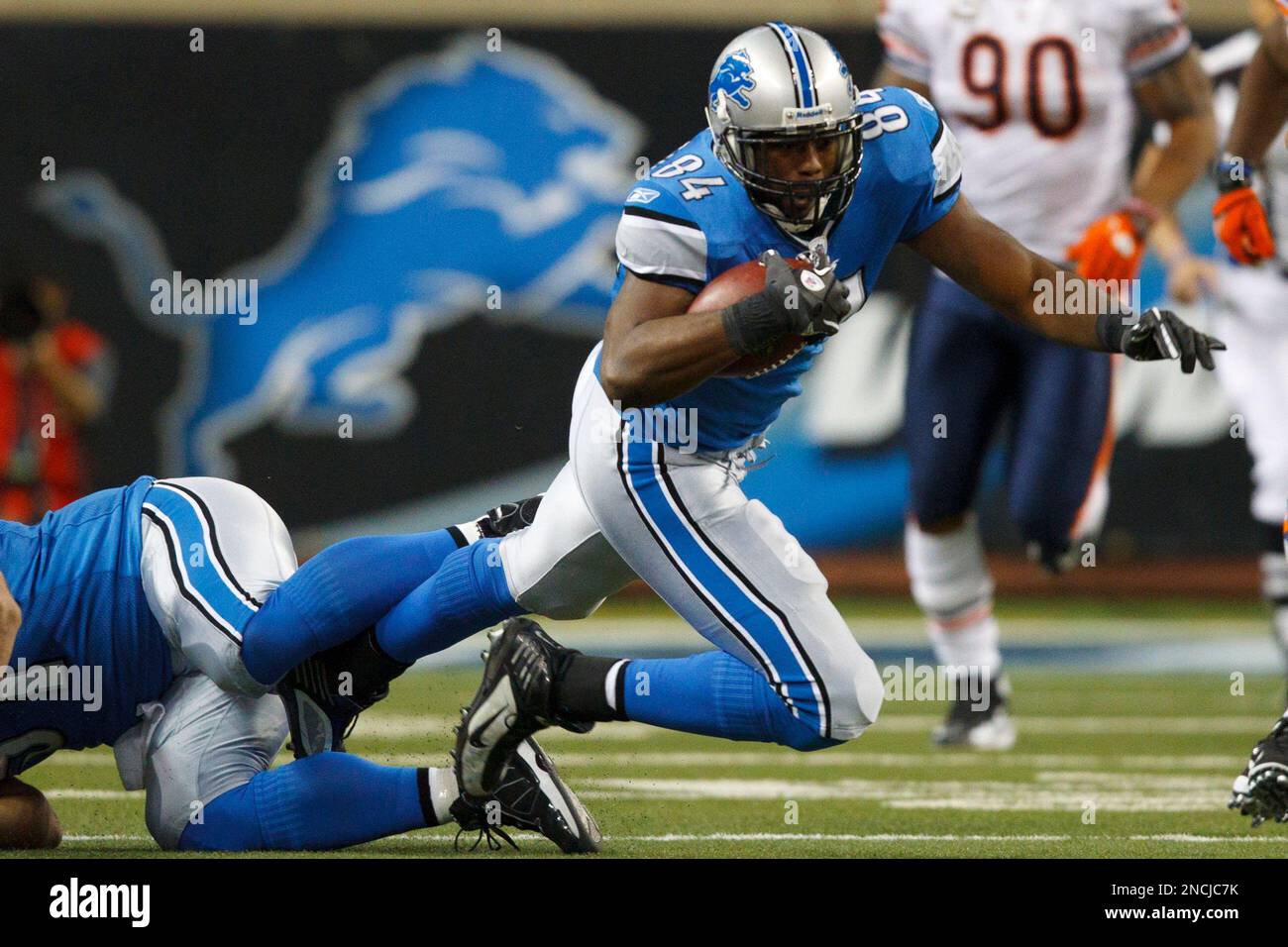 Detroit Lions tight end Brandon Pettigrew (84) trips over his own ...