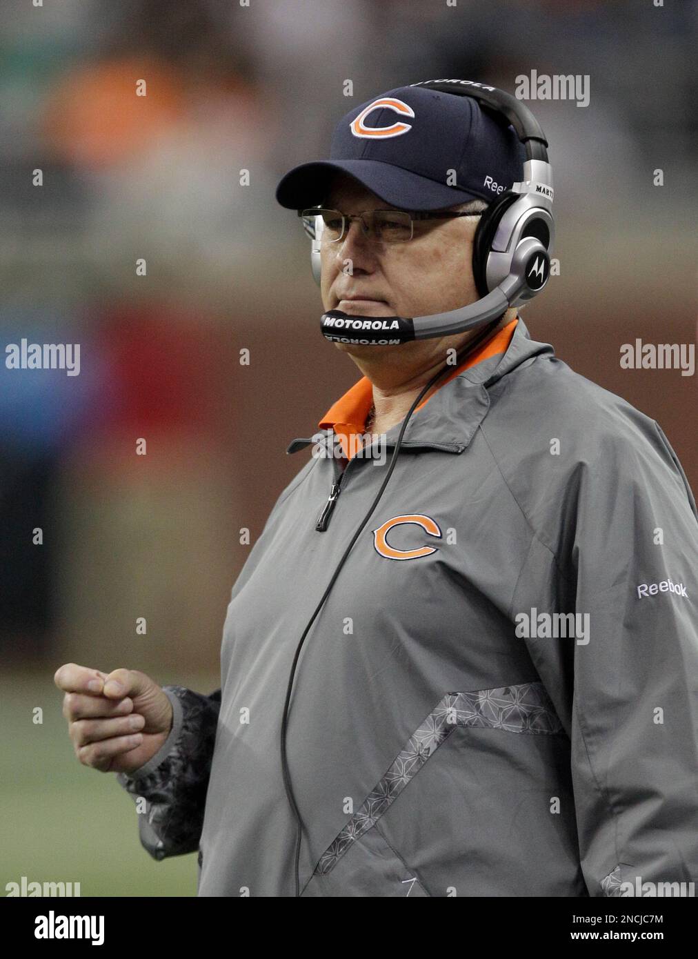 Chicago Bears offensive coordinator Mike Martz watches against the ...