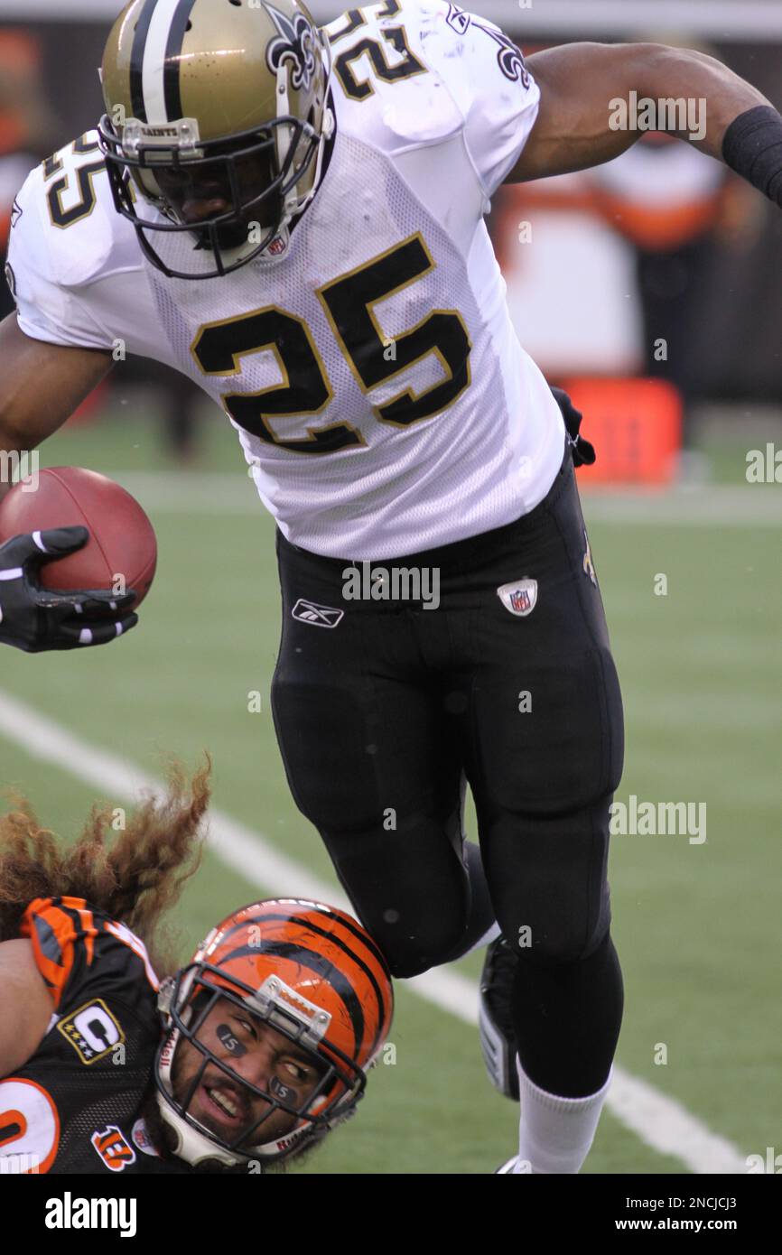 Saints Reggie Bush runs the ball against the bengals in the second half ...