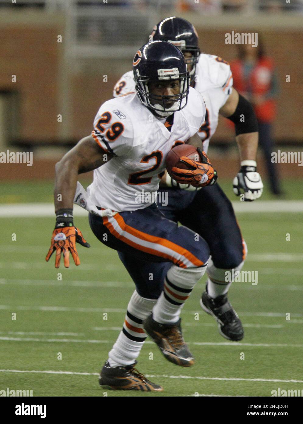Chicago Bears running back Chester Taylor (29) breaks away from the ...