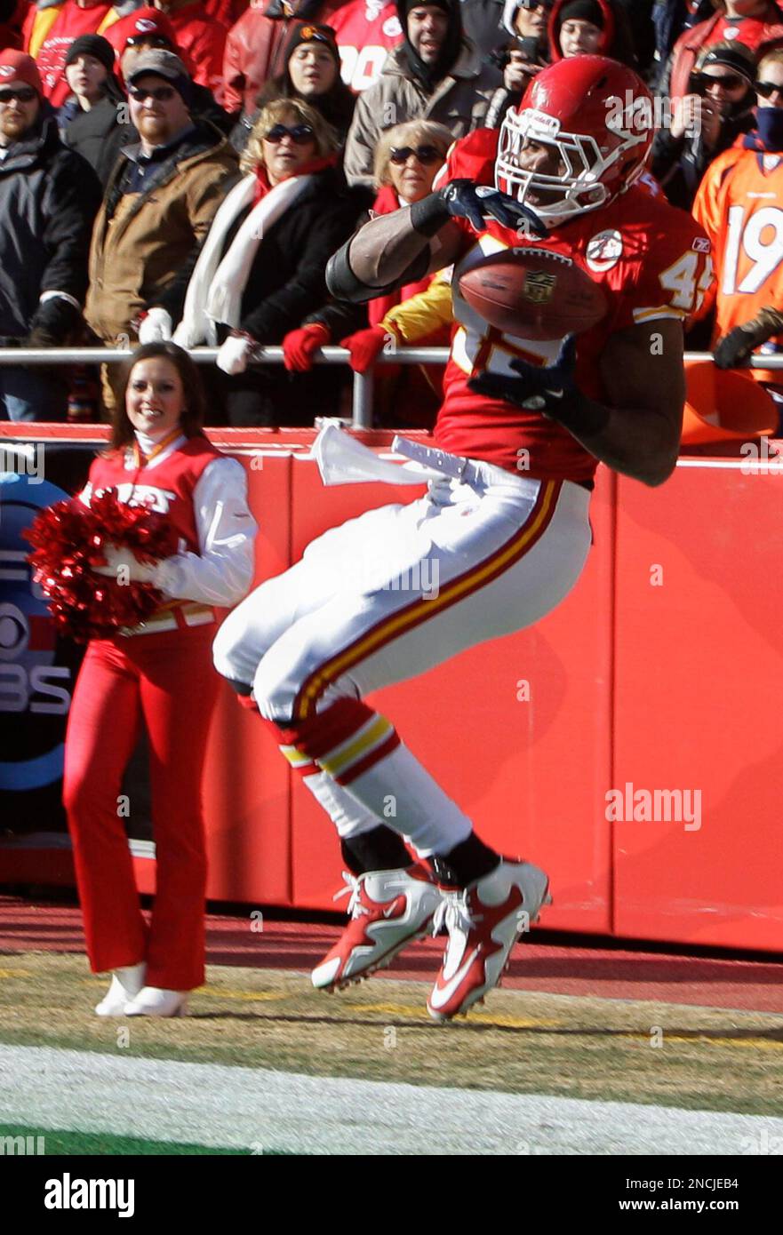 Kansas City Chiefs tight end Leonard Pope (45) catches a touchdown pass ...