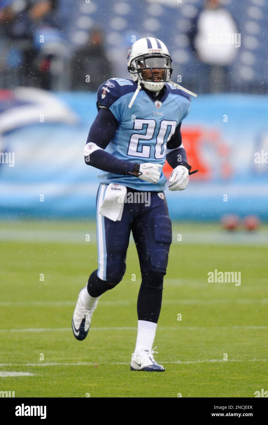 Tennessee Titans cornerback Alterraun Verner warms up before the start ...
