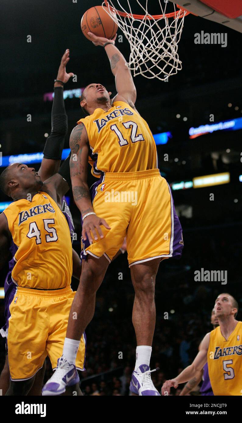 Los Angeles Lakers guard Shannon Brown (12) goes up for a basket as ...