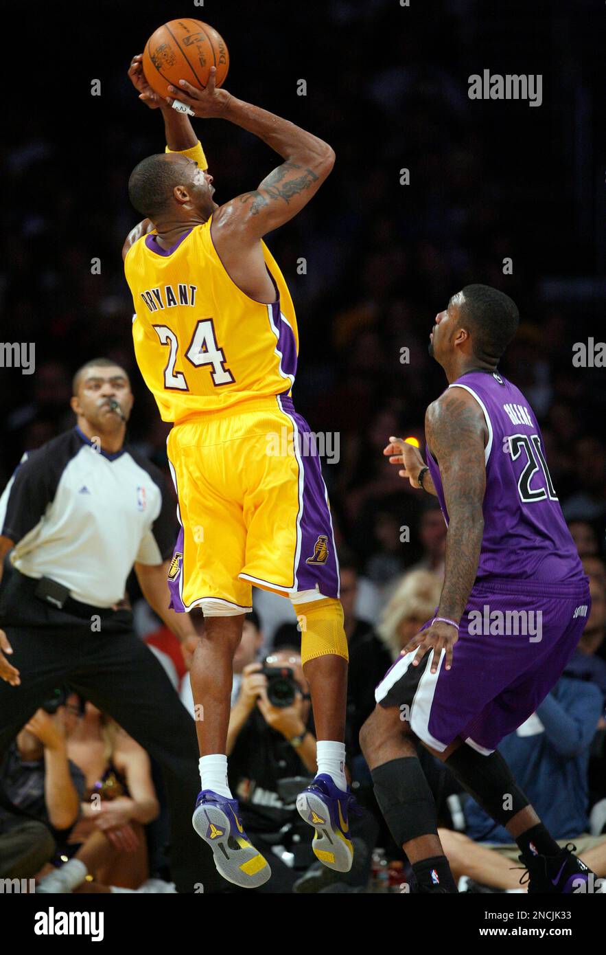 Los Angeles Lakers guard Kobe Bryant (24) shoots as Sacramento Kings ...
