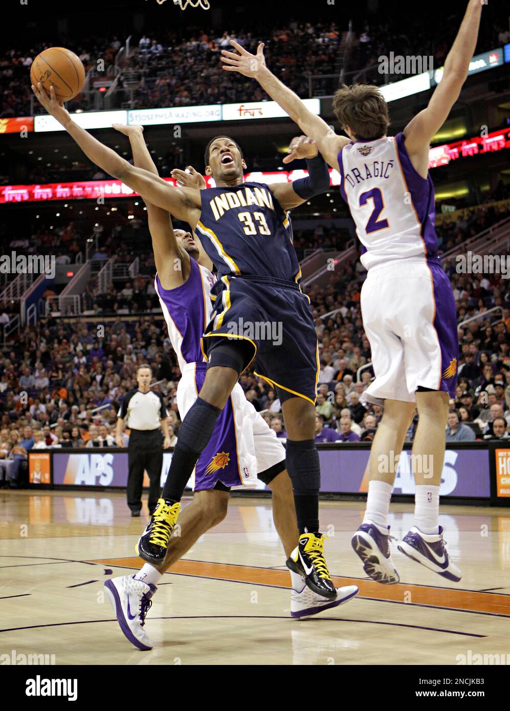 Indiana Pacers forward Danny Granger (33) shoots between Phoenix Suns ...