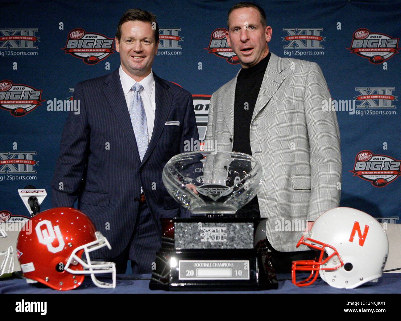 Oklahoma coach Bob Stoops, left, and Nebraska coach Bo Pelini, right, pose for a photograph ...