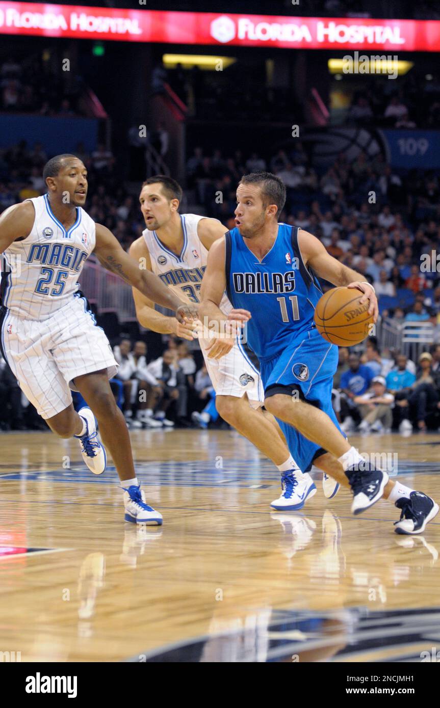 Dallas Mavericks guard Jose Barea, right, of Puerto Rico, drives past ...