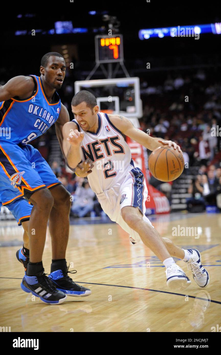 New Jersey Nets guard Jordan Farmar, right, drives to the basket past ...