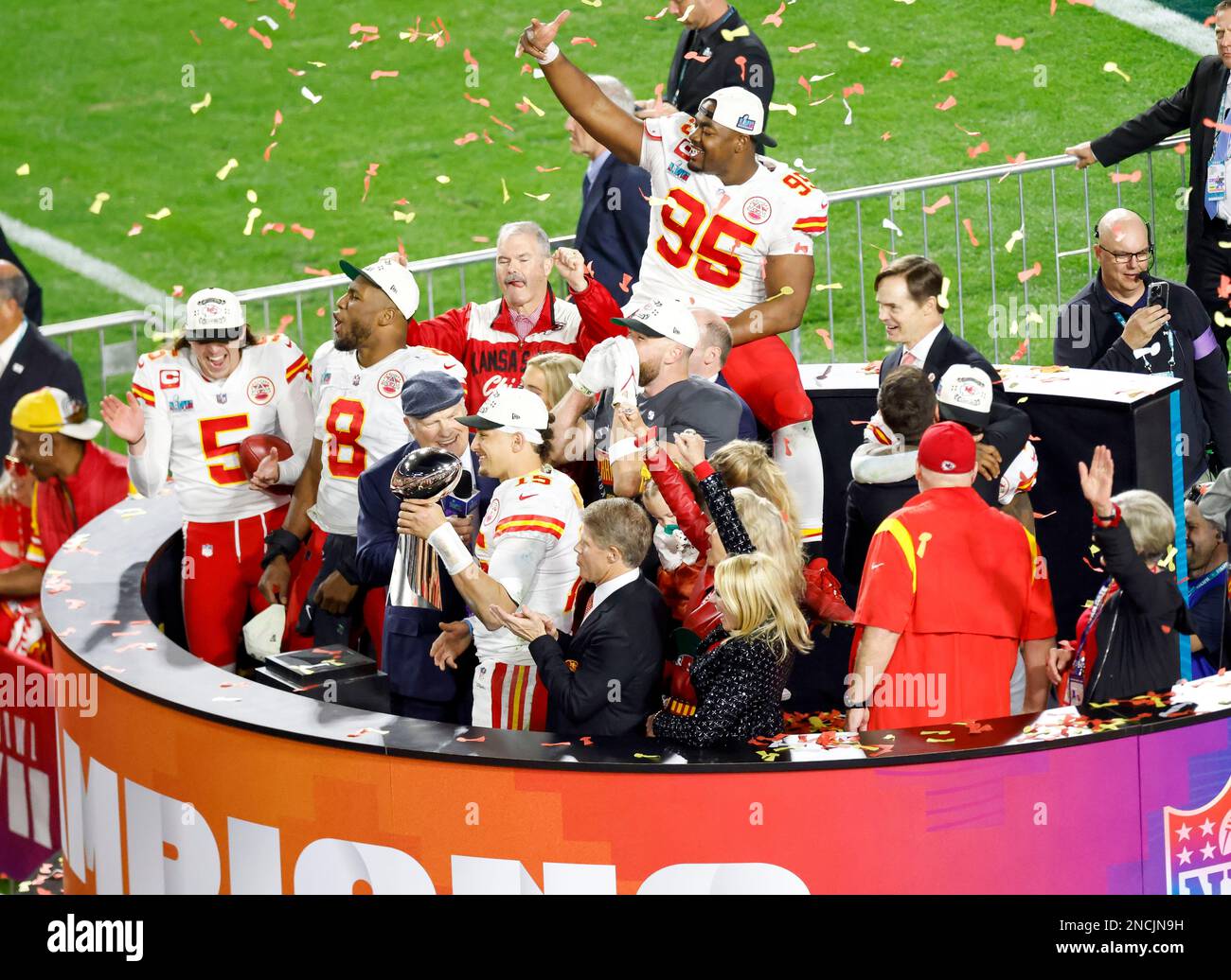 Kansas City Chiefs quarterback Patrick Mahomes (15) holds the Vince ...