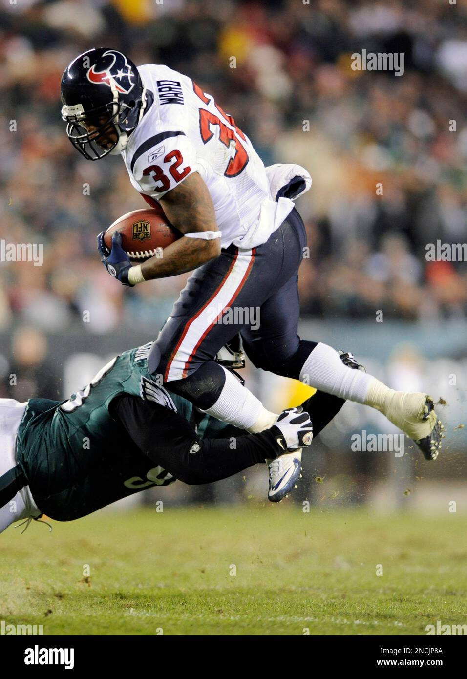 Houston Texans' Derrick Ward (32) tries avoid a tackle from ...