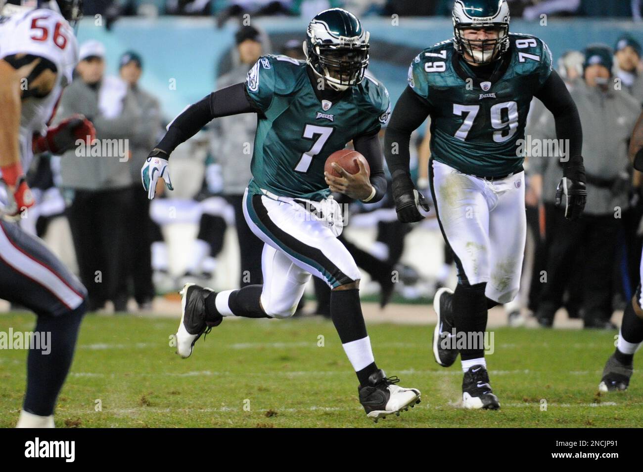 Philadelphia Eagles' Michael Vick runs with the ball in the first half ...