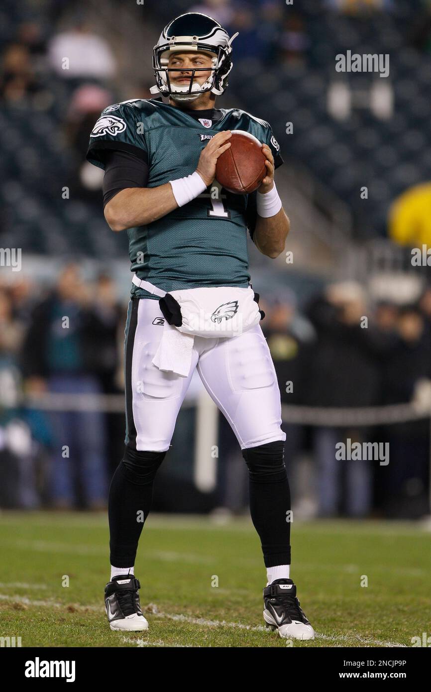 Philadelphia Eagles' Kevin Kolb warms up before an NFL football game ...