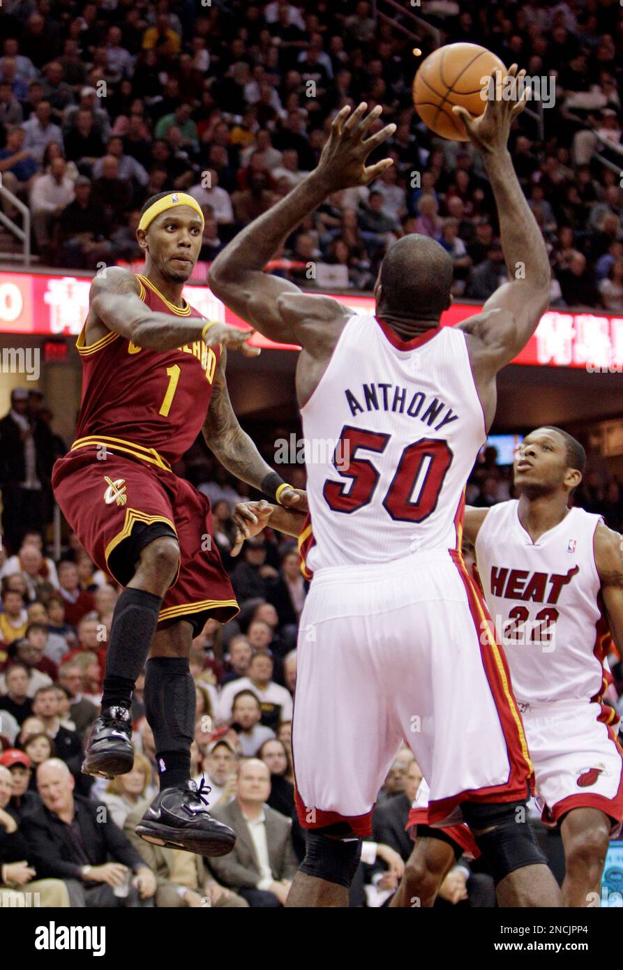 Cleveland Cavaliers guard Daniel Gibson (1) passes in front of Miami ...