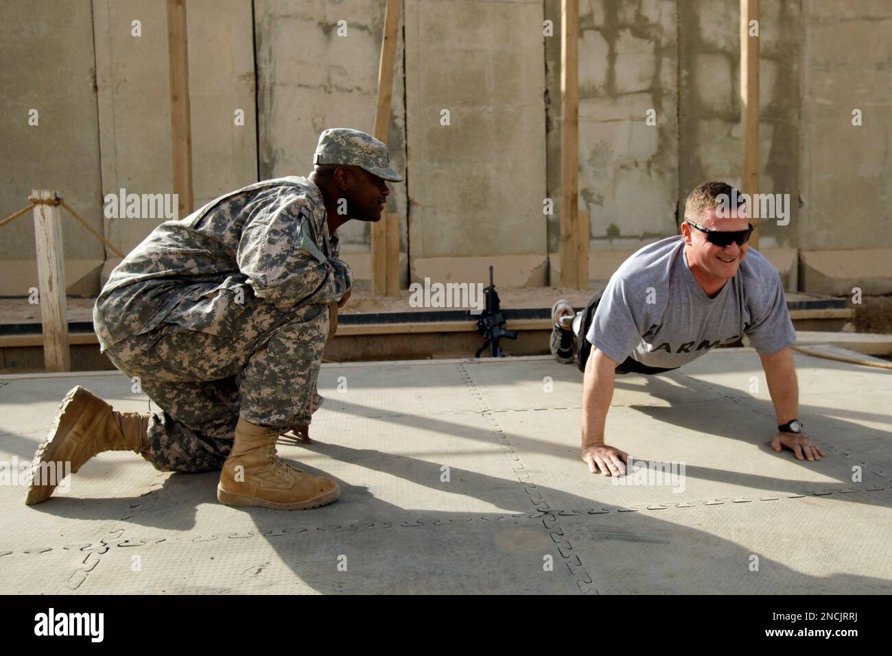 U.S. Army Staff Sgt. Anselmo Daisley, left, counts as Maj. David ...
