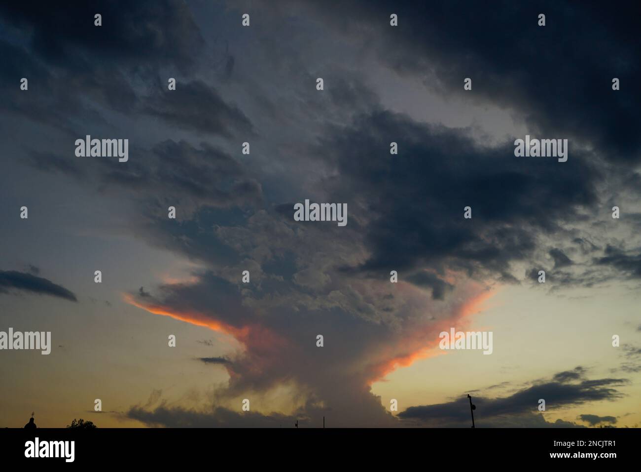 Anvil cloud hi-res stock photography and images - Alamy
