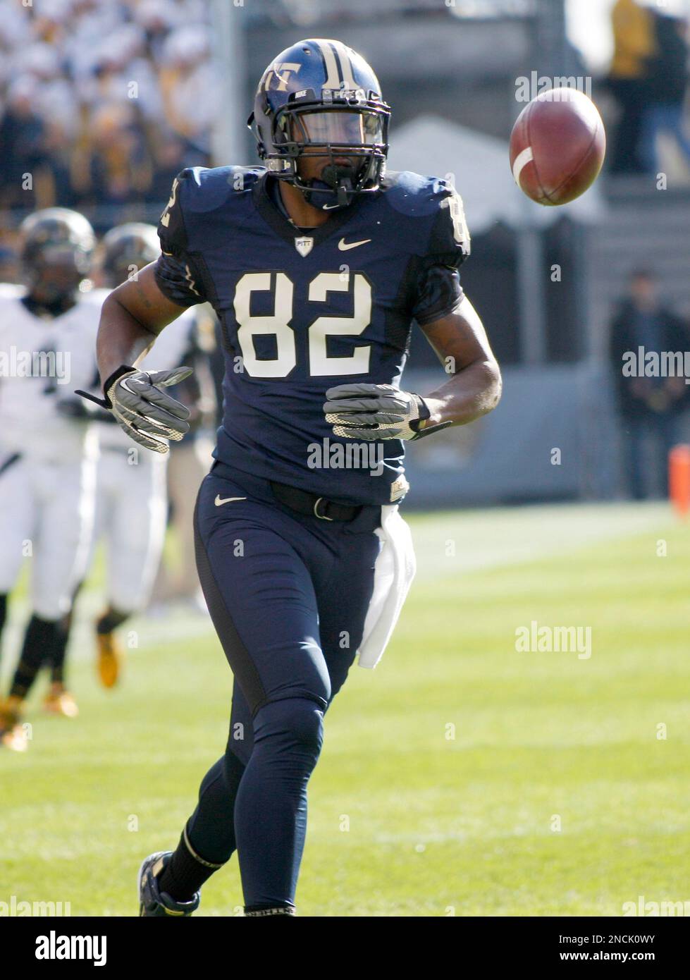 Pittsburgh wide receiver Jon Baldwin (82) plays in the NCAA football ...