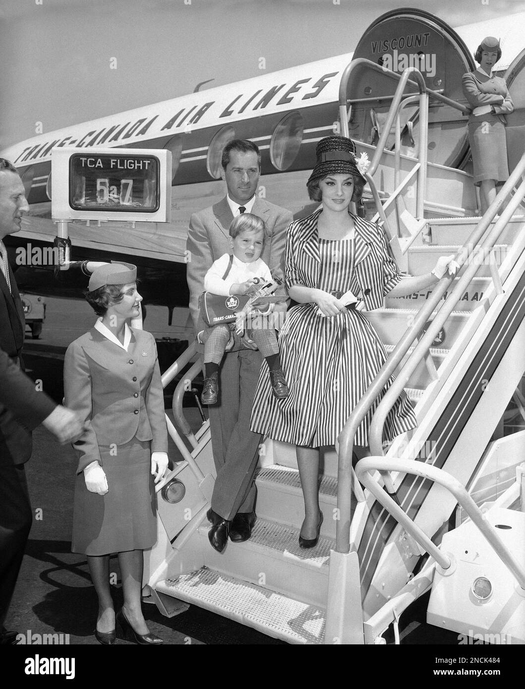 Screen actress Gina Lollobrigida prepares to fly from New York's ...