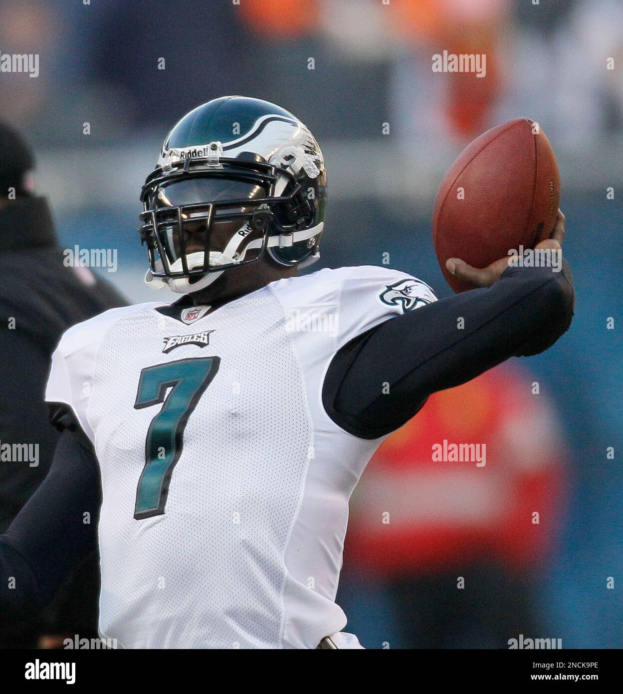 Philadelphia Eagles quarterback Michael Vick warms up before an NFL ...