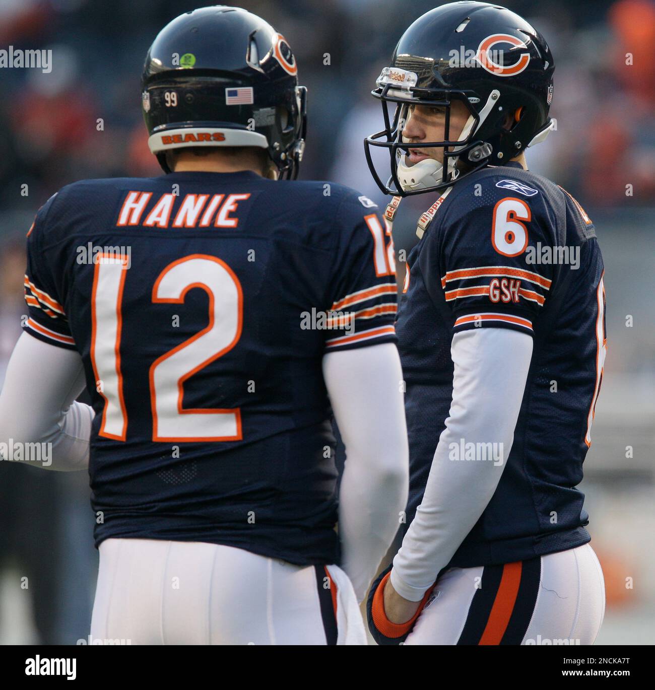 Chicago Bears quarterback Jay Cutler, right, talks to Caleb Hanie ...