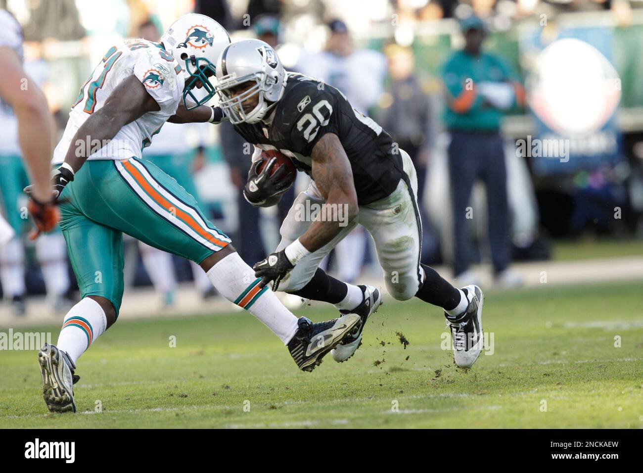 Oakland Raiders running back Darren McFadden (20) and Miami Dolphins ...