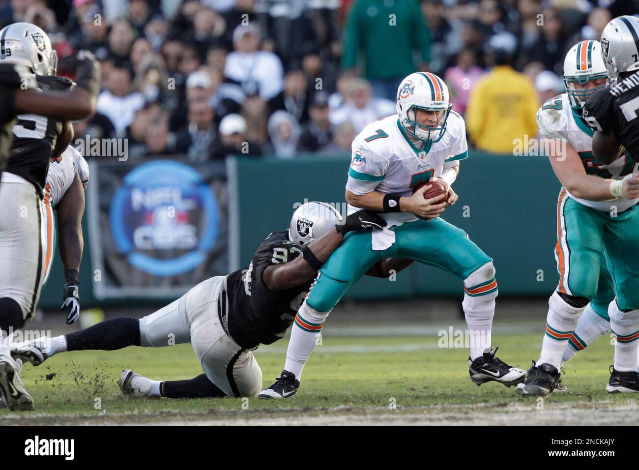 Oakland Raiders defensive end Richard Seymour (92) and Miami Dolphins ...